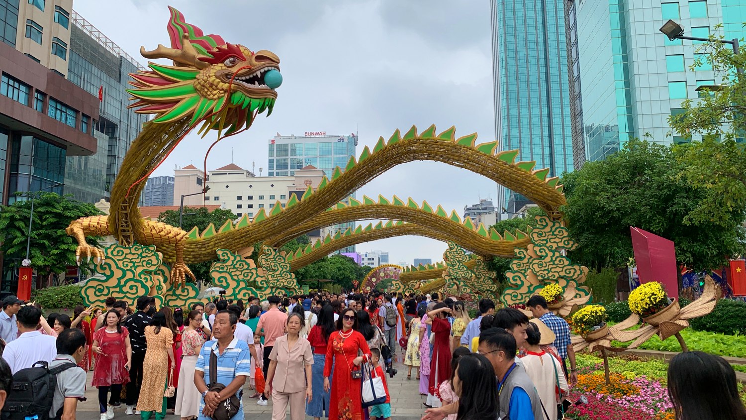 IN PHOTOS: Nguyen Hue Street’s Tet Dragon Soars To Great Heights ...