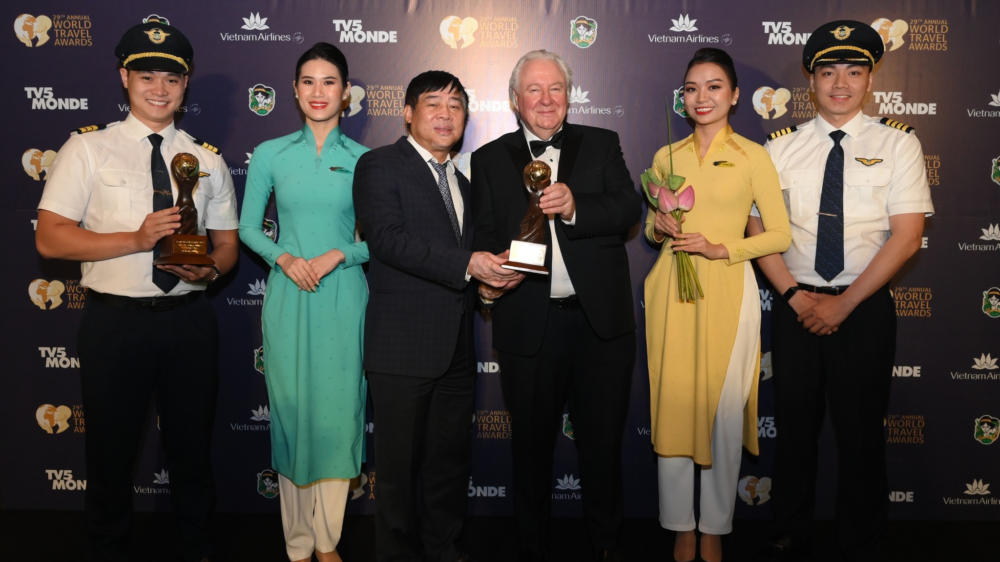 Vietnam Dominates With Over 40 Trophies At World Travel Awards 2022 ...