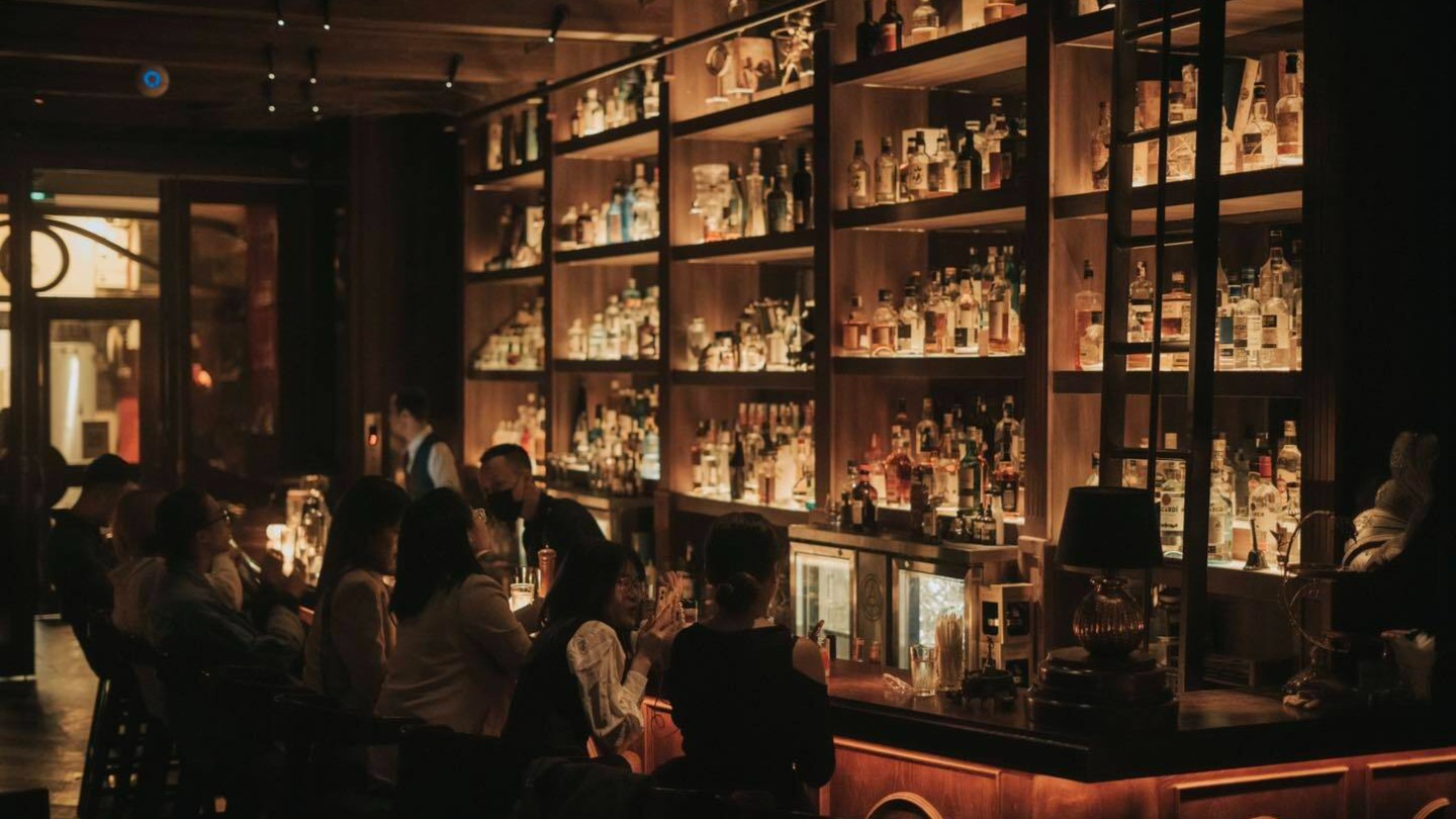 Hanoi Bar Walk: Two Tracks, One Unforgettable Evening | Vietcetera