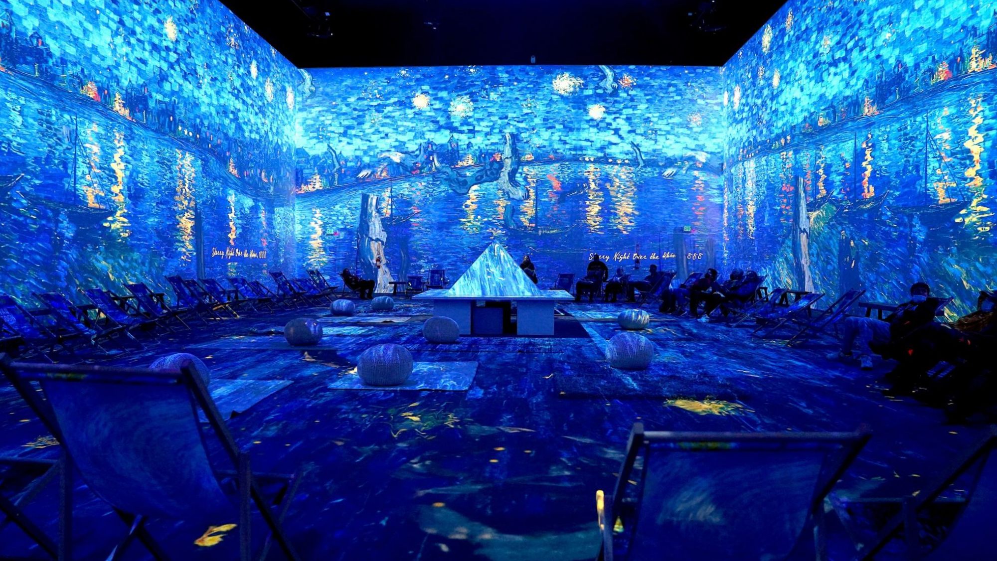 “Van Gogh: The Immersive Experience”: Nghệ Thuật Giữa Lòng Nghệ Thuật | Vietcetera