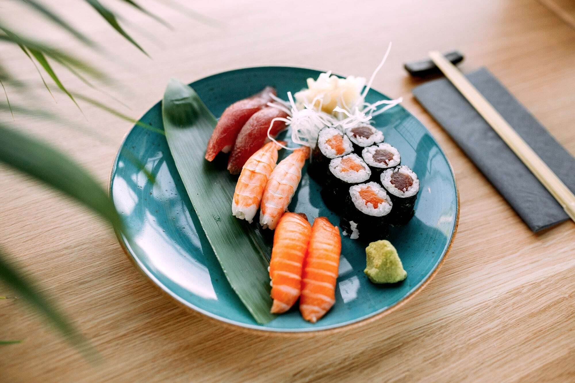 Bộ ‘quy tắc ngầm’ để ăn sushi chuẩn như người Nhật | Vietcetera